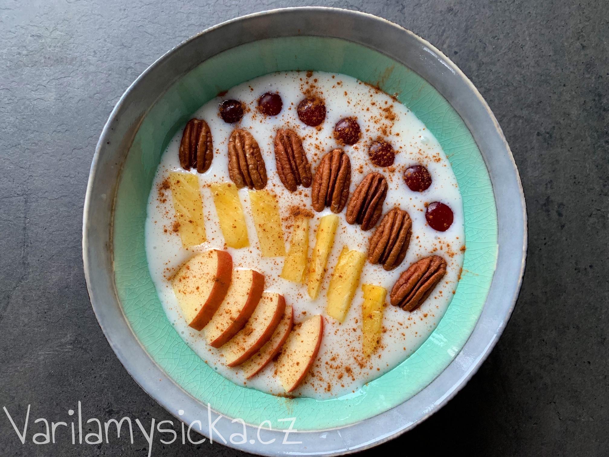 Domácí rýžová kaše s opraženými pekanovými ořechy a ovocem ...